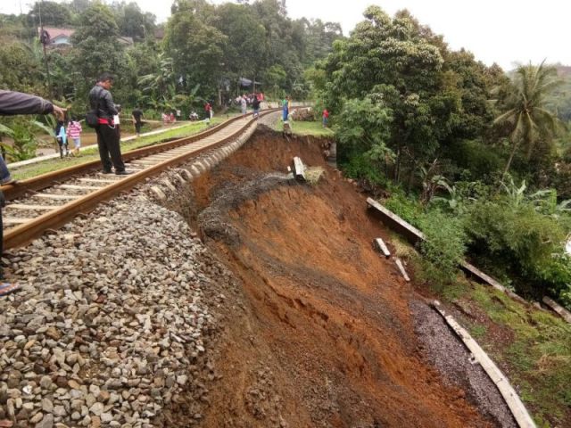 Duka dari Bandara Soetta & longsor jalur KA Bogor-Sukabumi