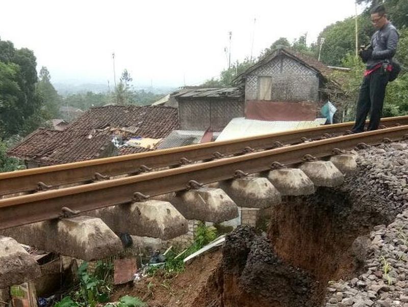 Duka dari Bandara Soetta & longsor jalur KA Bogor-Sukabumi
