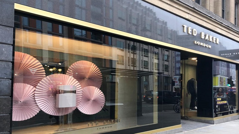 CEO Ted Baker mundur di tengah tudingan peluk paksa karyawan
