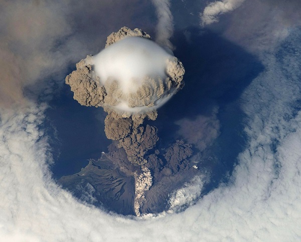 Gunung berapi di Italia meletus, satu orang tewas