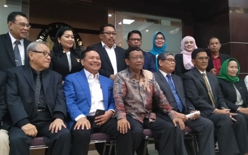 Pecah jadi tiga kubu, Peradi minta tolong Mahfud MD Pecah jadi tiga kubu, Peradi minta tolong Mahfud MD