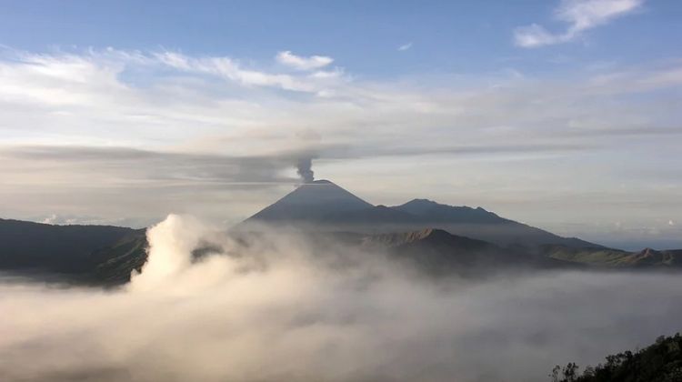 Erupsi, Semeru muntahkan abu setinggi 400 meter