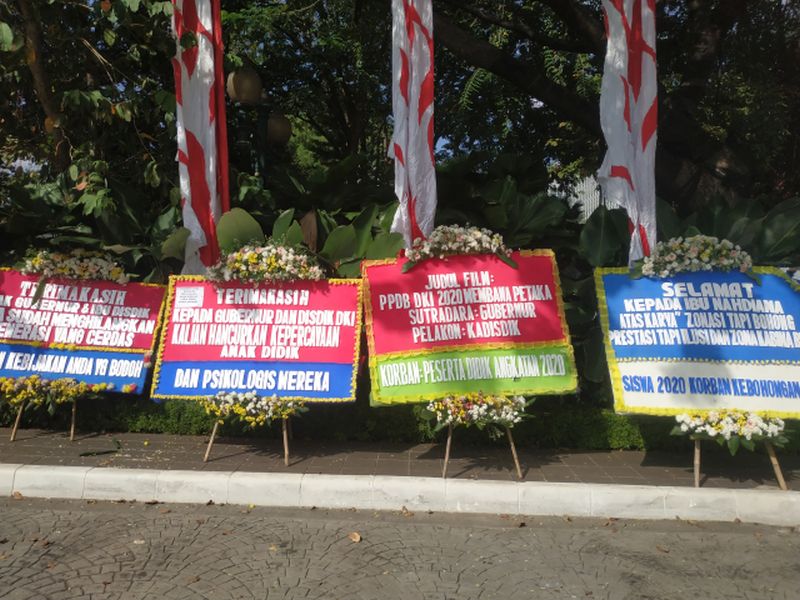 Kantor Anies dibanjiri karangan bunga kekecewaan PPDB DKI Kantor Anies dibanjiri karangan bunga kekecewaan PPDB DKI