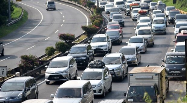 Polisi tambah rambu contraflow di jalan tol Jakarta - Cikampek