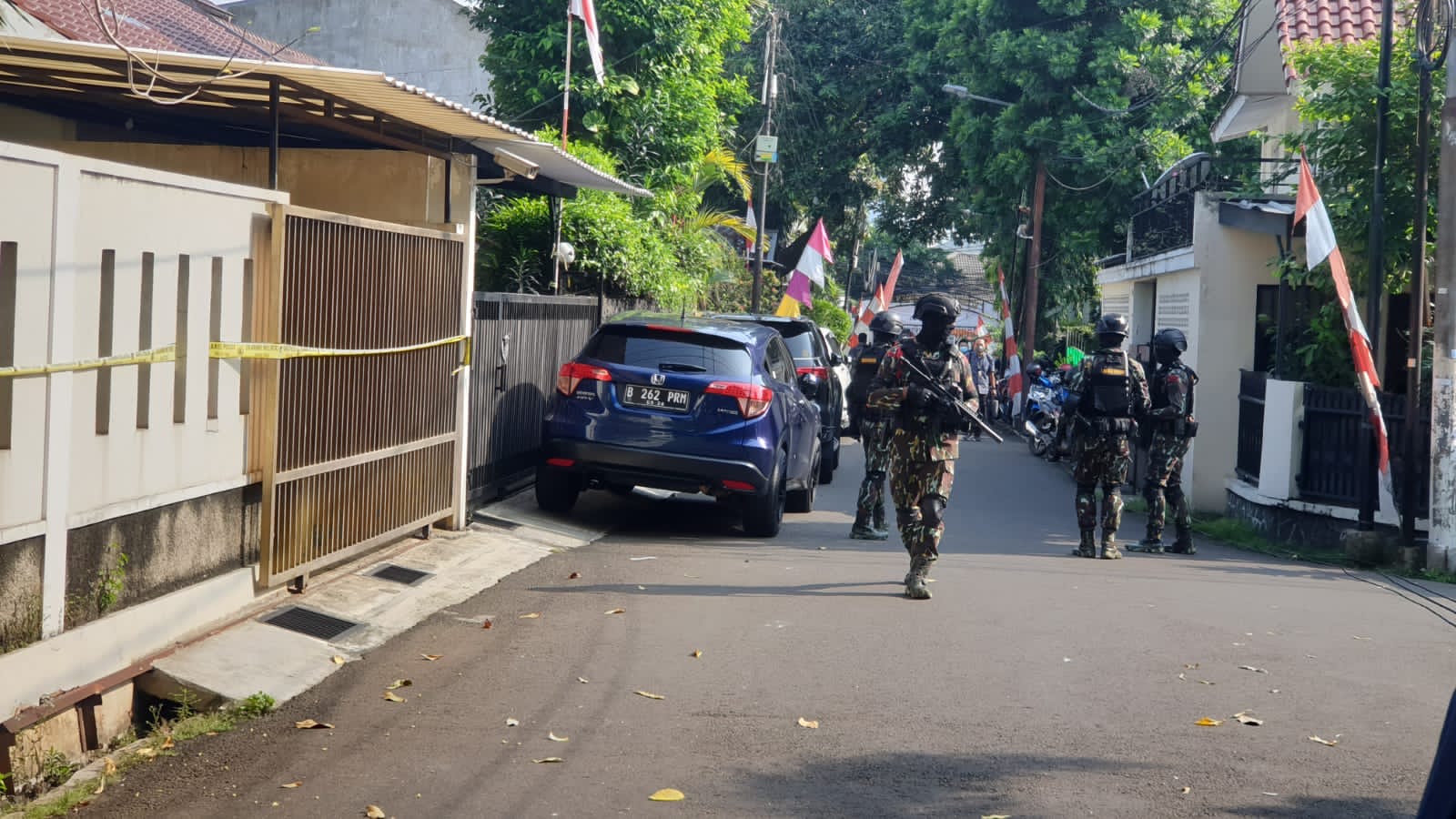 Anggota Brimob dan Provos lakukan penjagaan di rumah Ferdy Sambo