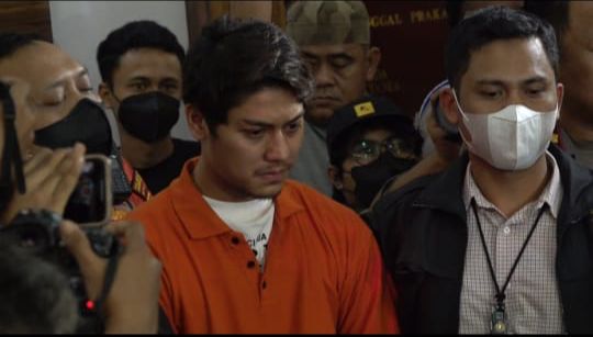 Kenakan baju khas tersangka, Rizky Billar resmi ditahan