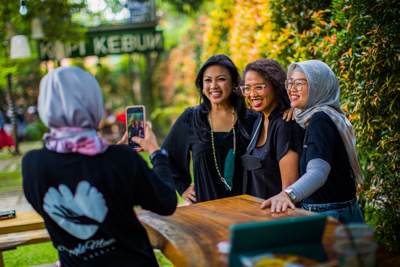 Dua komunitas para ibu saling dukung dan manfaatkan WhatsApp
