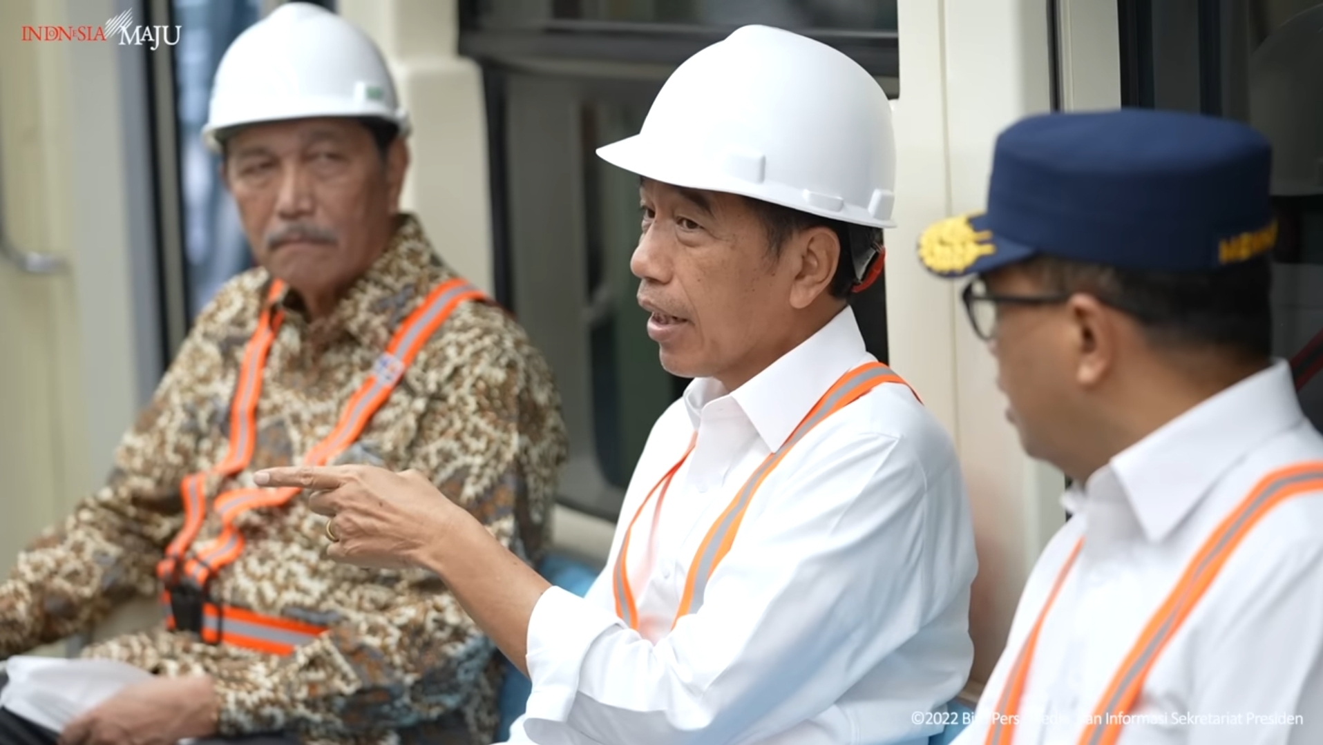 Jokowi targetkan LRT Jabodetabek beroperasi pertengahan 2023