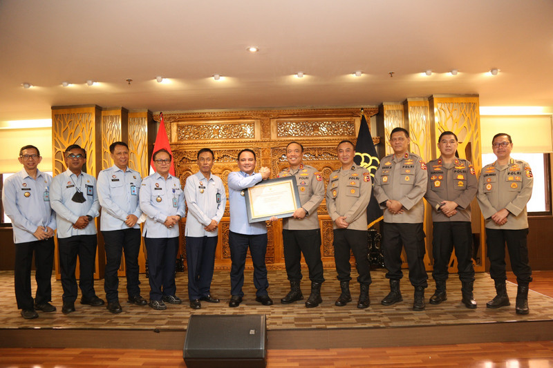 Kemenkumham serahkan sertifikat hak cipta produk Humas Polri