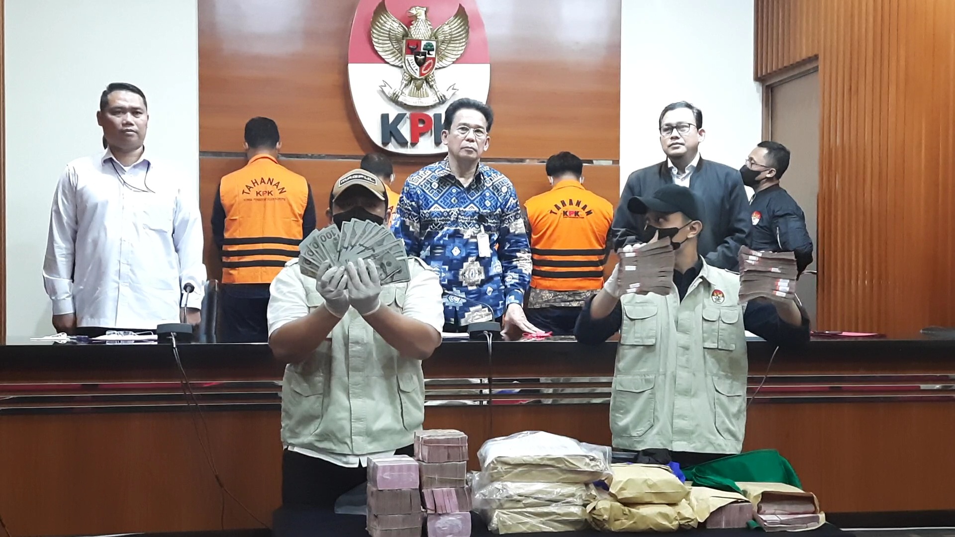 OTT kasus suap proyek jalur KA, KPK sita uang Rp2,8 miliar