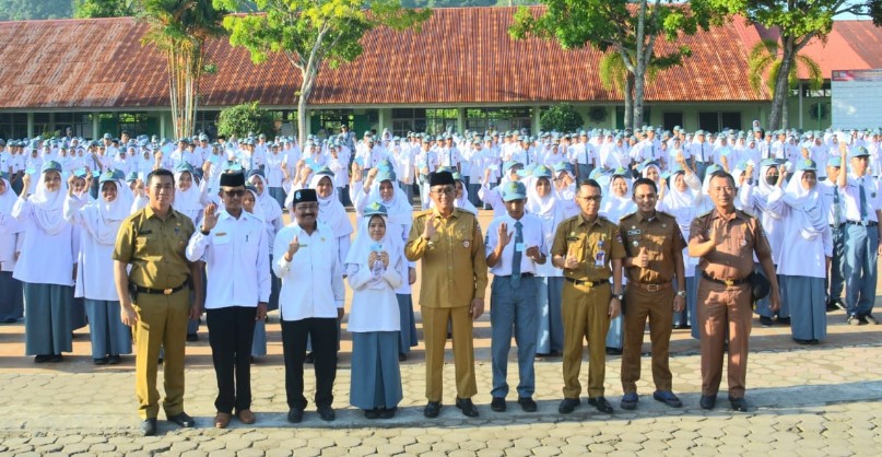 Wali Kota serahkan e-KTP untuk pelajar MAN 2 Padang