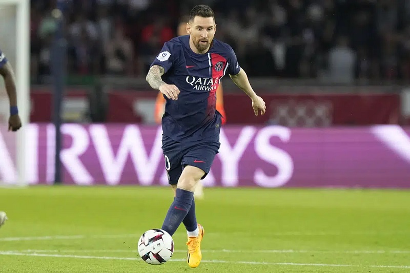 Lionel Messi resmi dari Paris di tengah ejekan suporter