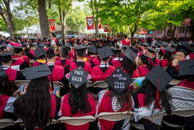 Ratusan mahasiswa Harvard walk out dari upacara wisuda