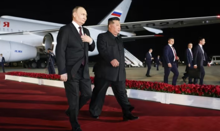 Putin disambut di karpet merah dan taburan bunga mawar ketika mendarat ...